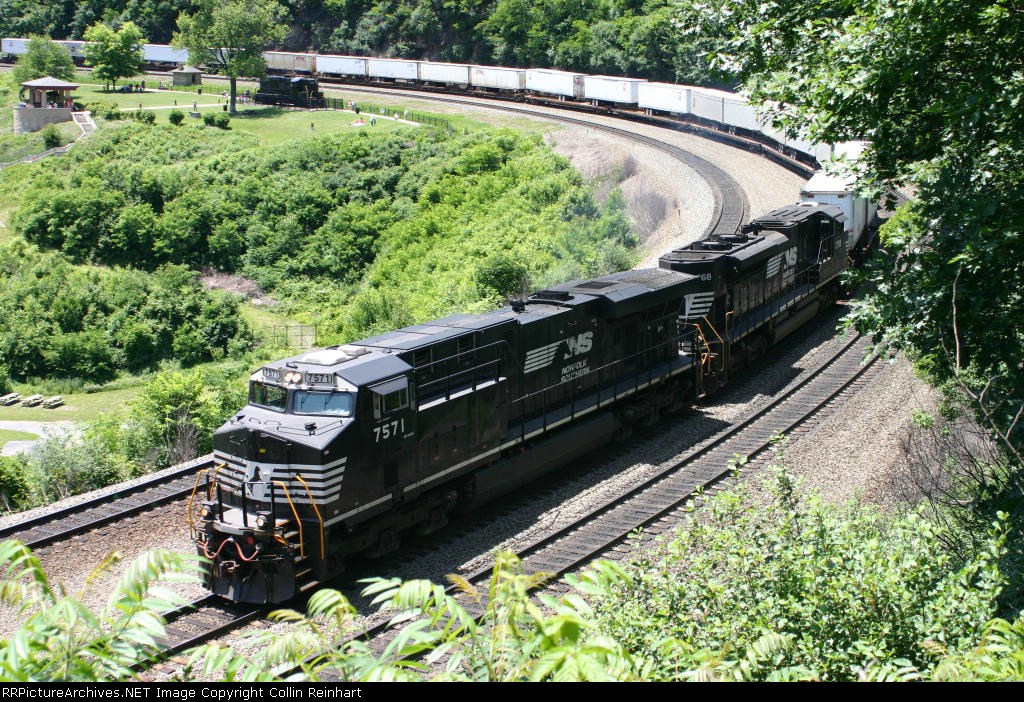 NS 7571 Rolling east around the curve